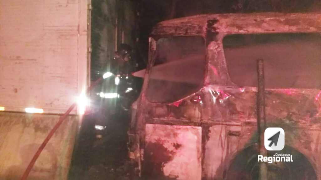 Ônibus é incendiado durante a madrugada em Cajamar